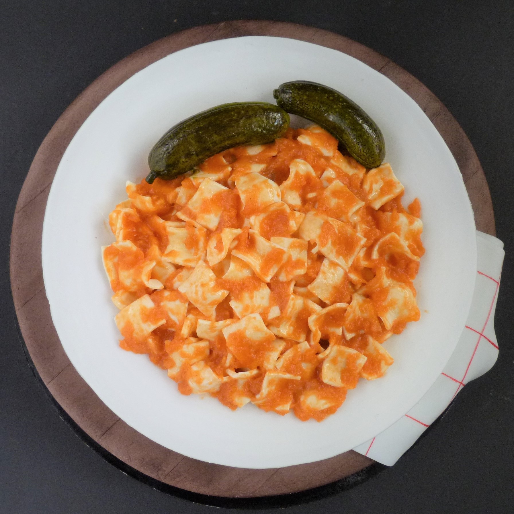 Krumplis tészta uborkával, tányérban – Cake to go Budapest